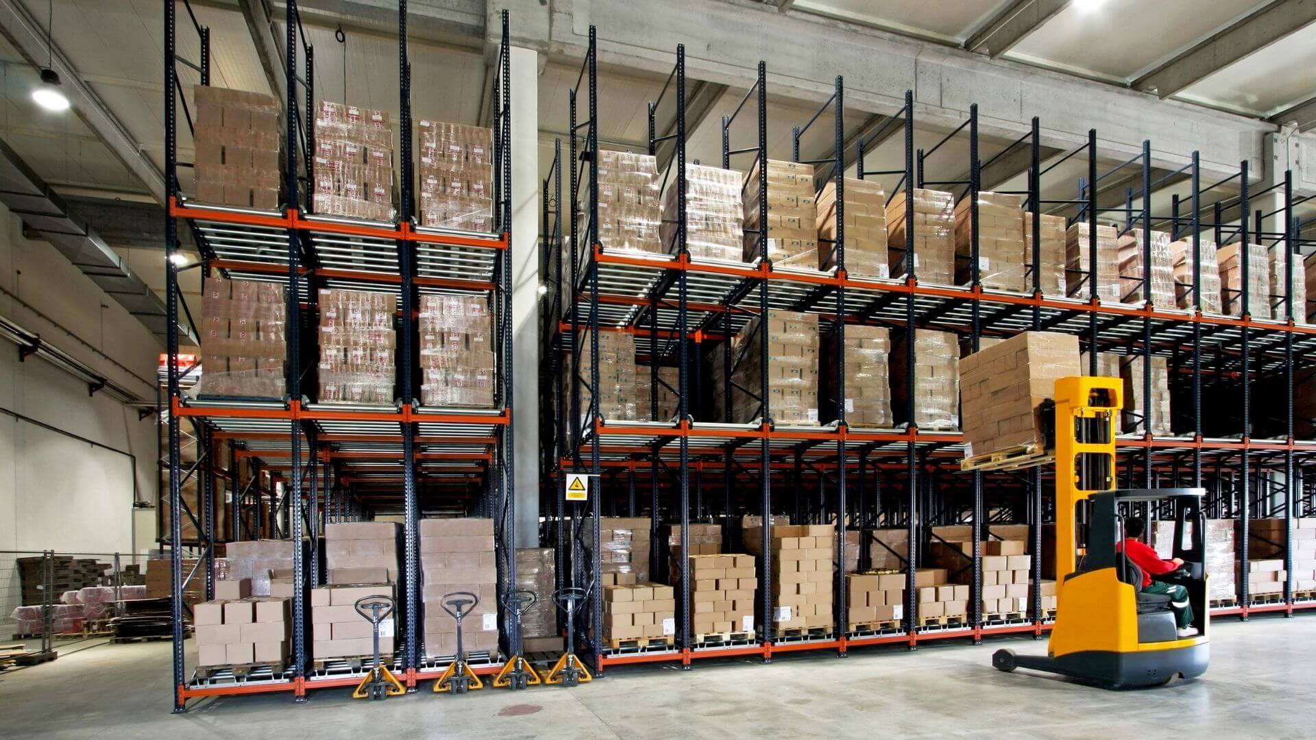 What are Public and Private Warehouses? Differences Explained | Logos ...