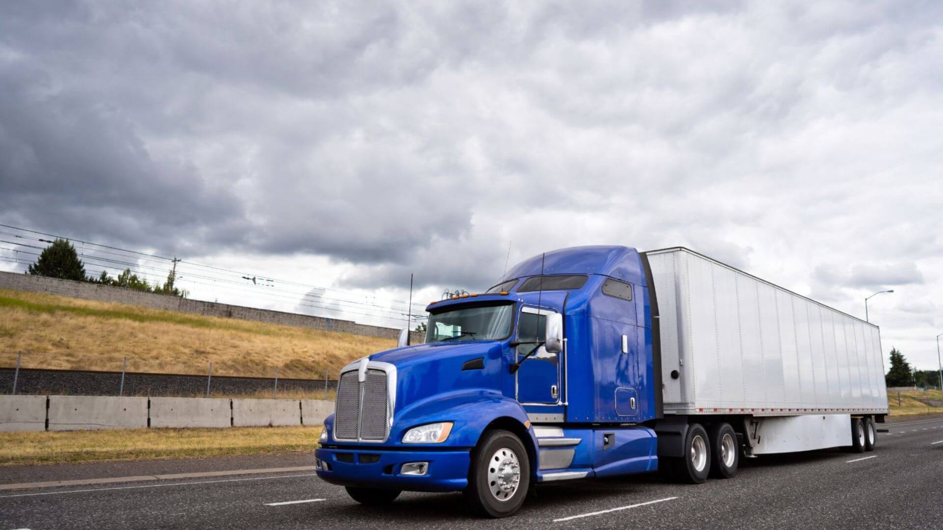 7 Benefits of Hiring a Trucking Logistics Company | Logos Logistics